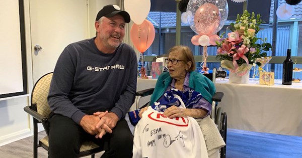 Dean Pay visits 80 year Canterbury fan | Bulldogs